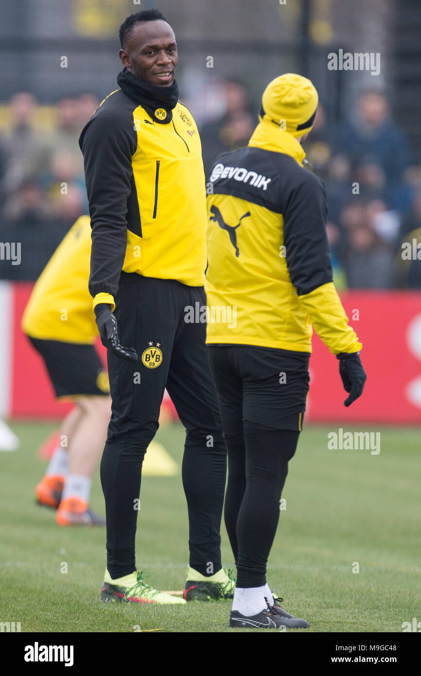 Usain BOLT (li., ehem. Leichtathletik Profi) trainiert with den Profis ...