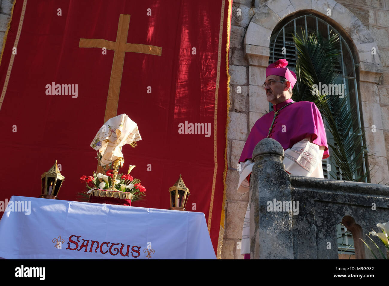 Catholic church entrance procession hi-res stock photography and images ...