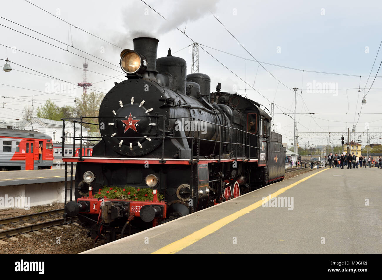 Crowd watching steam locomotive hi-res stock photography and images - Alamy