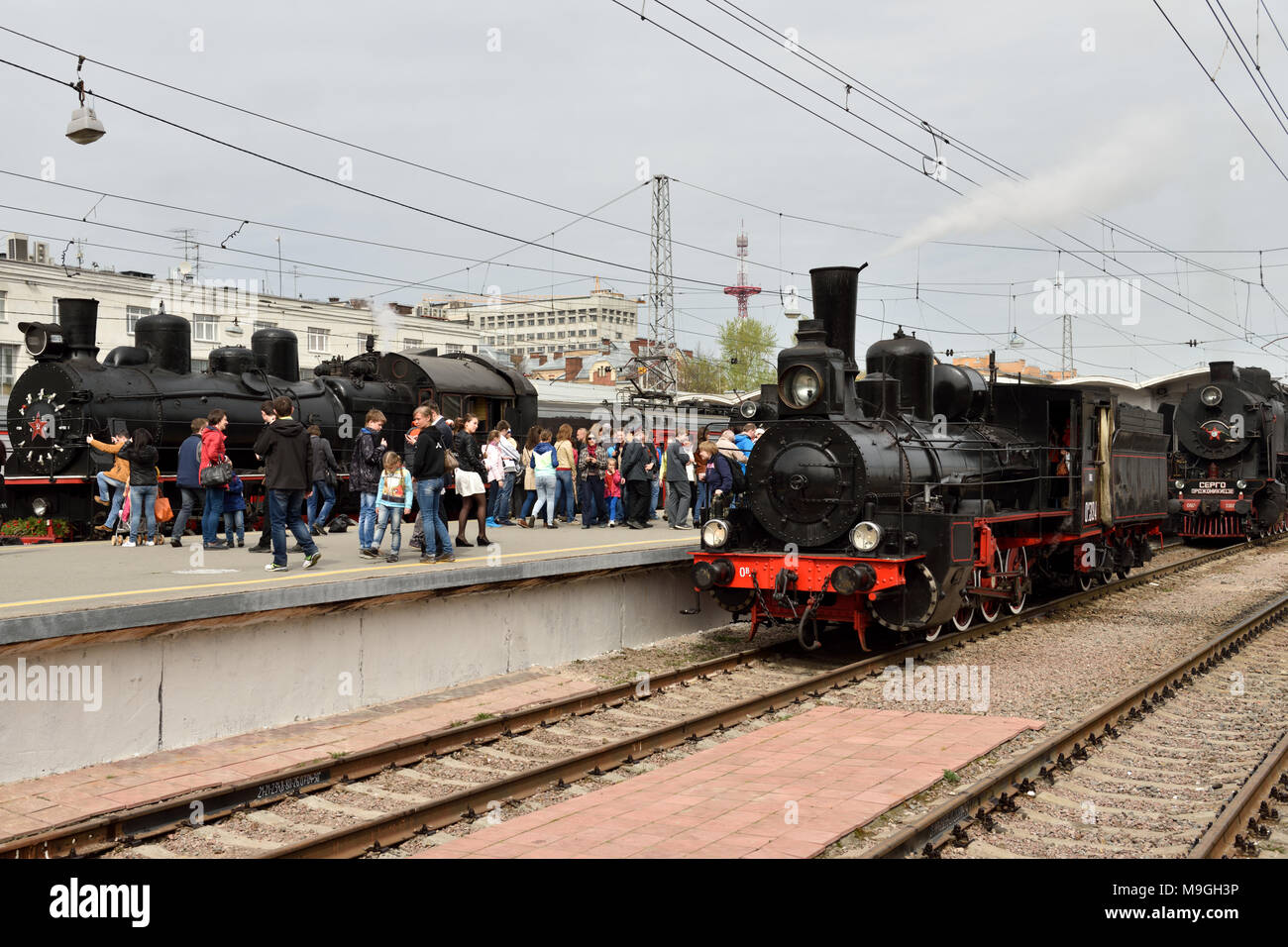 Crowd watching steam locomotive hi-res stock photography and images - Alamy