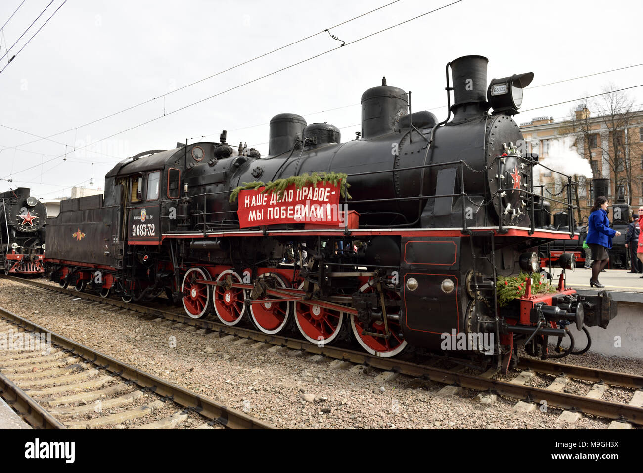 Crowd watching steam locomotive hi-res stock photography and images - Alamy