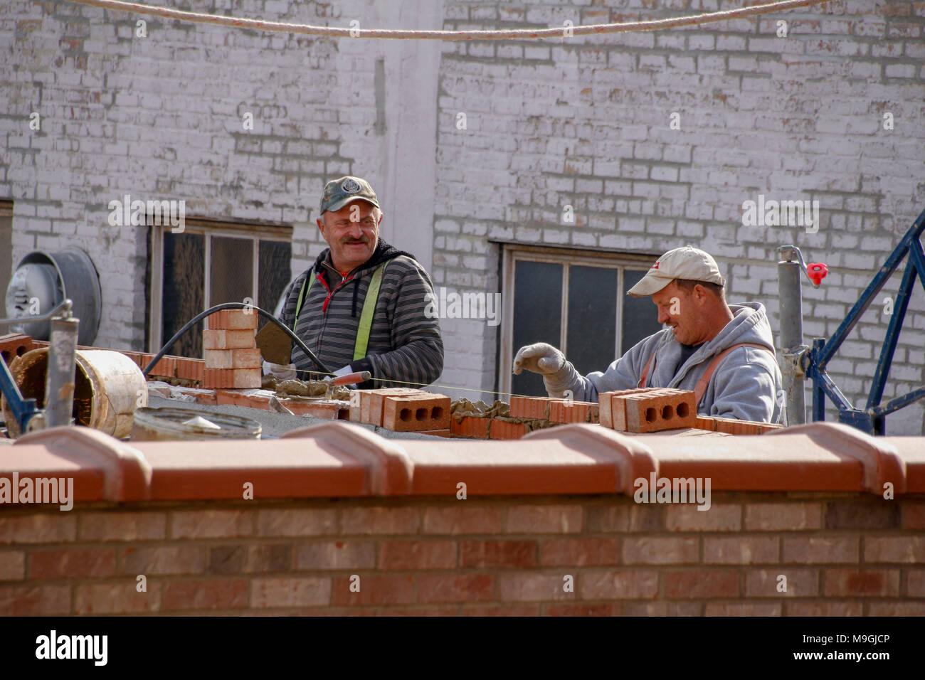 Mason brick bricklayer hi-res stock photography and images - Alamy