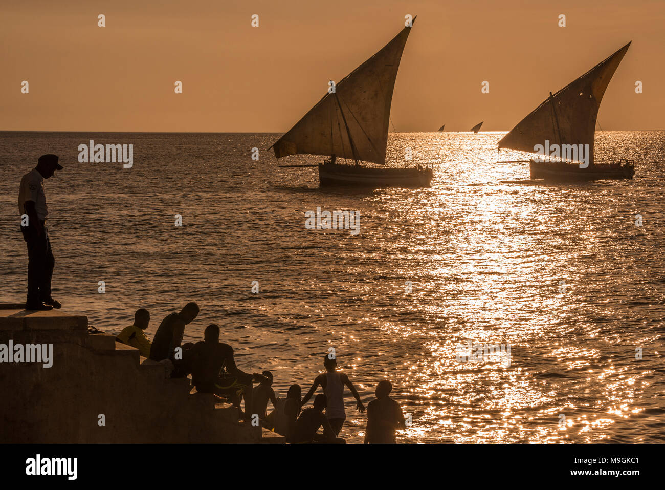 Dhows sails africa hi-res stock photography and images - Alamy