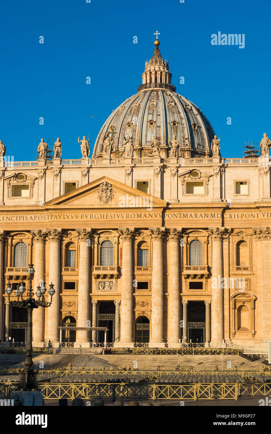 Front view st peters basilica hi-res stock photography and images - Alamy