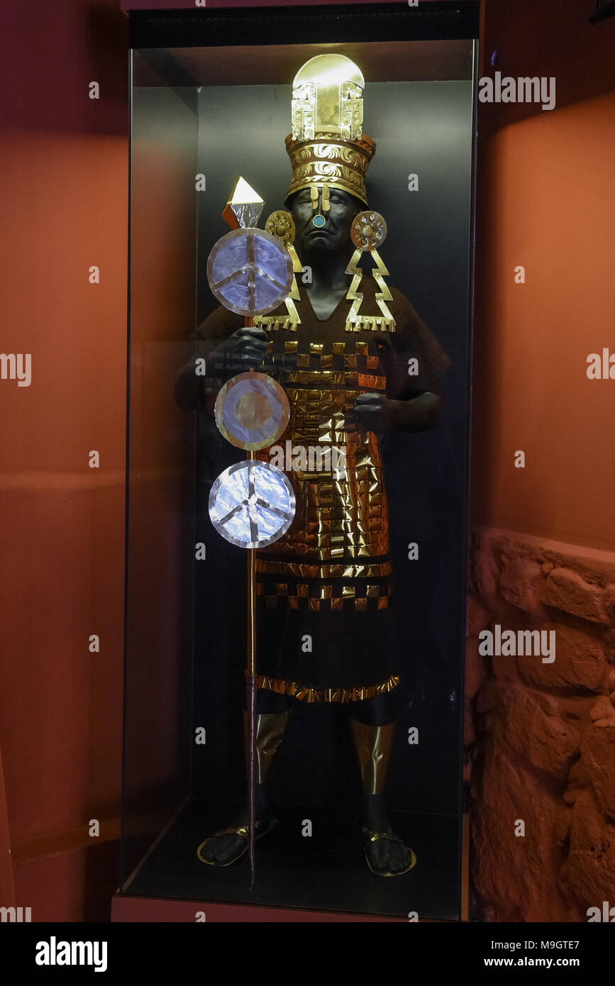 Gold inca mask hi-res stock photography and images - Alamy