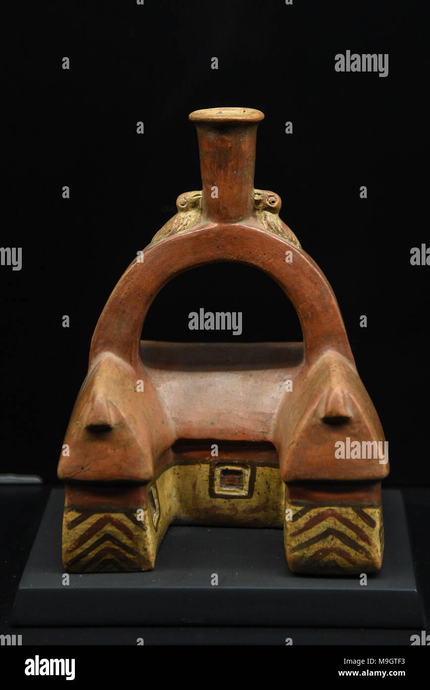 Wari pottery hi-res stock photography and images - Alamy