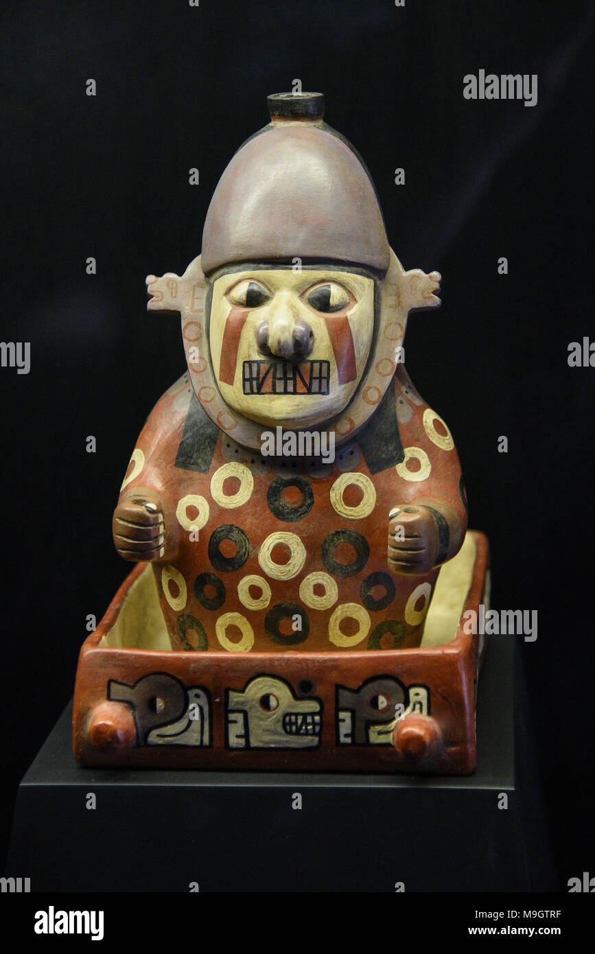 Wari pottery hi-res stock photography and images - Alamy