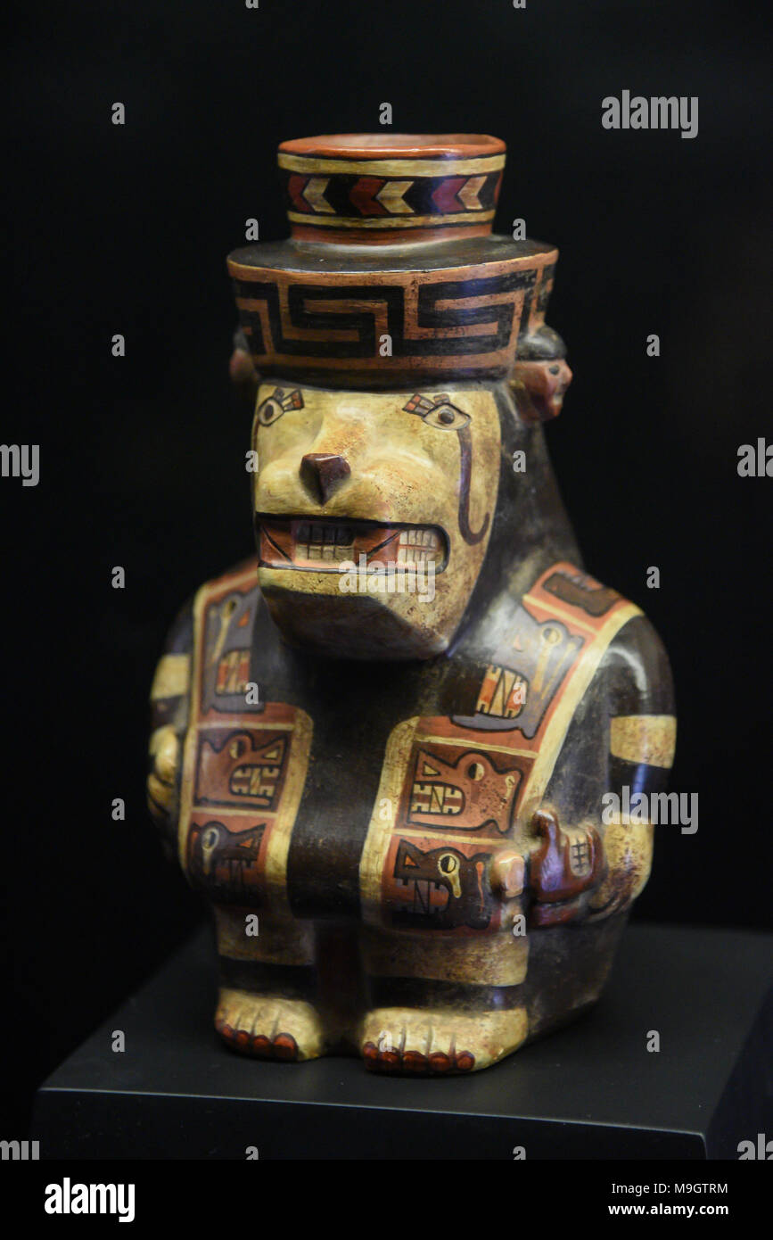 Wari pottery hi-res stock photography and images - Alamy