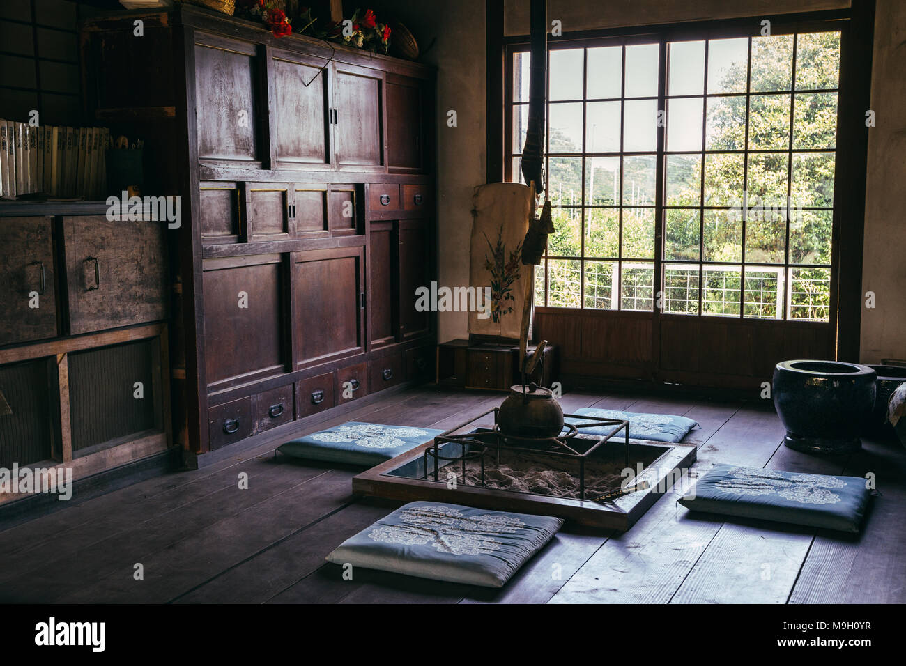 Ancient house japan interior hi-res stock photography and images - Alamy