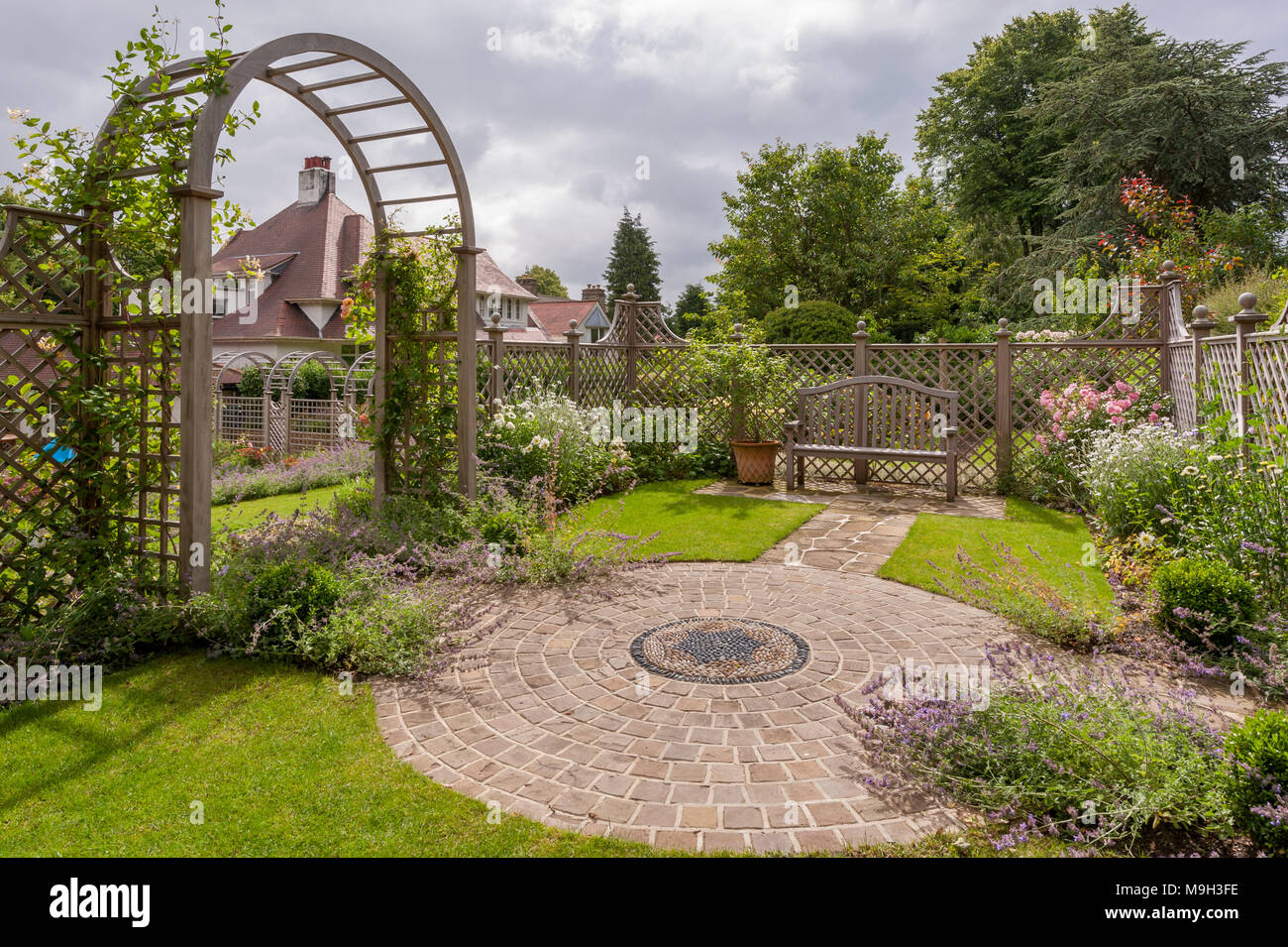 Trellis fencing hi-res stock photography and images - Alamy