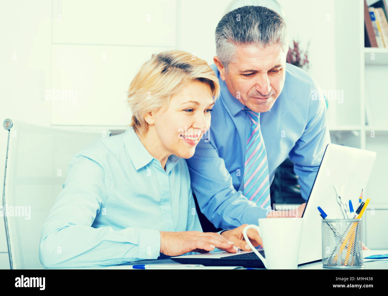 Mean woman desk office hi-res stock photography and images - Alamy