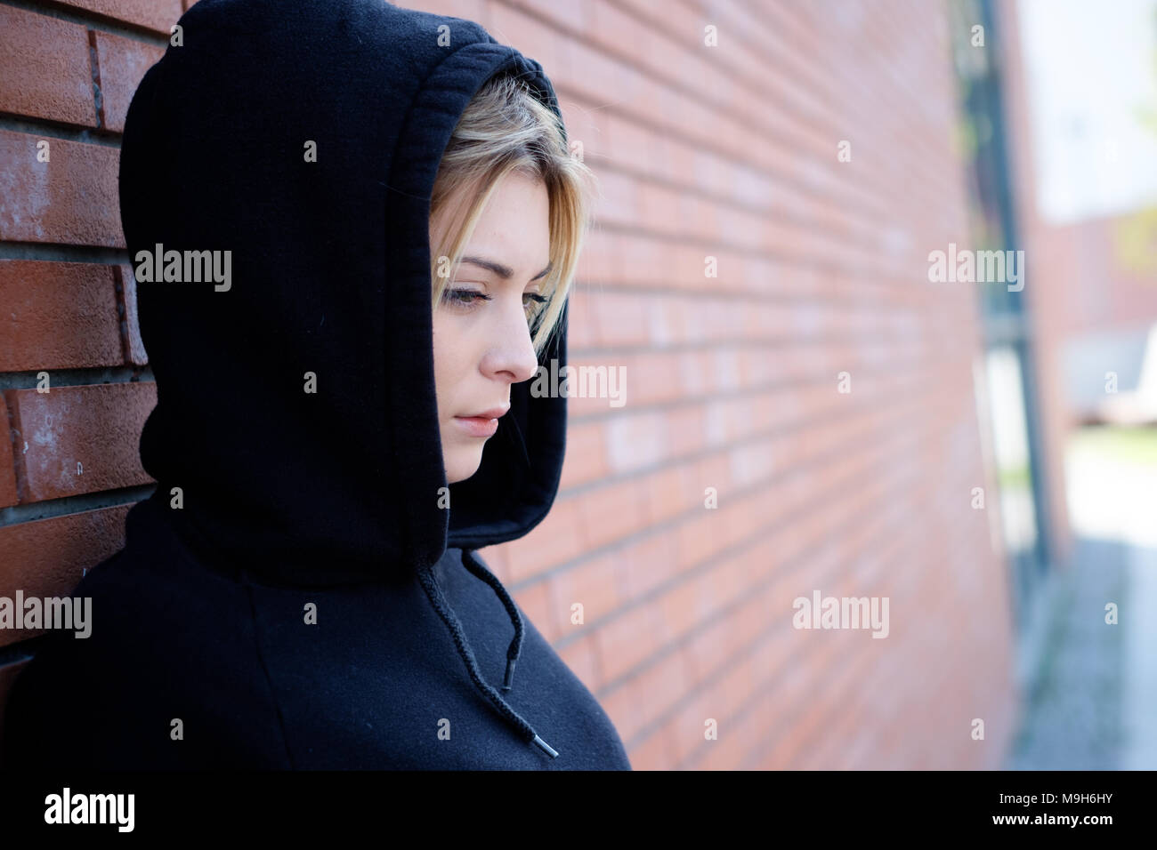 School girl alone sad hi-res stock photography and images - Alamy