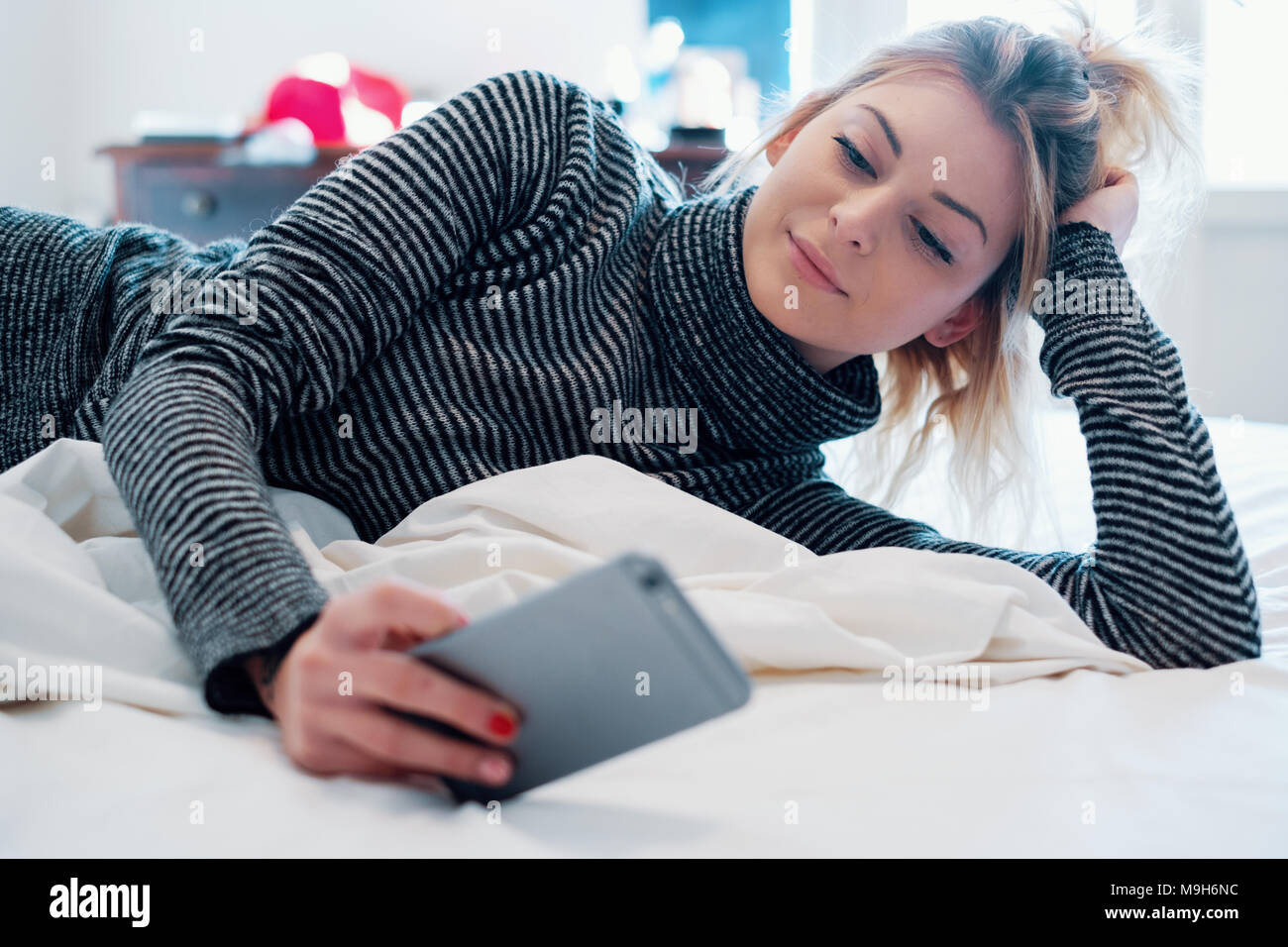 Teen girl bed phone hi-res stock photography and images - Alamy