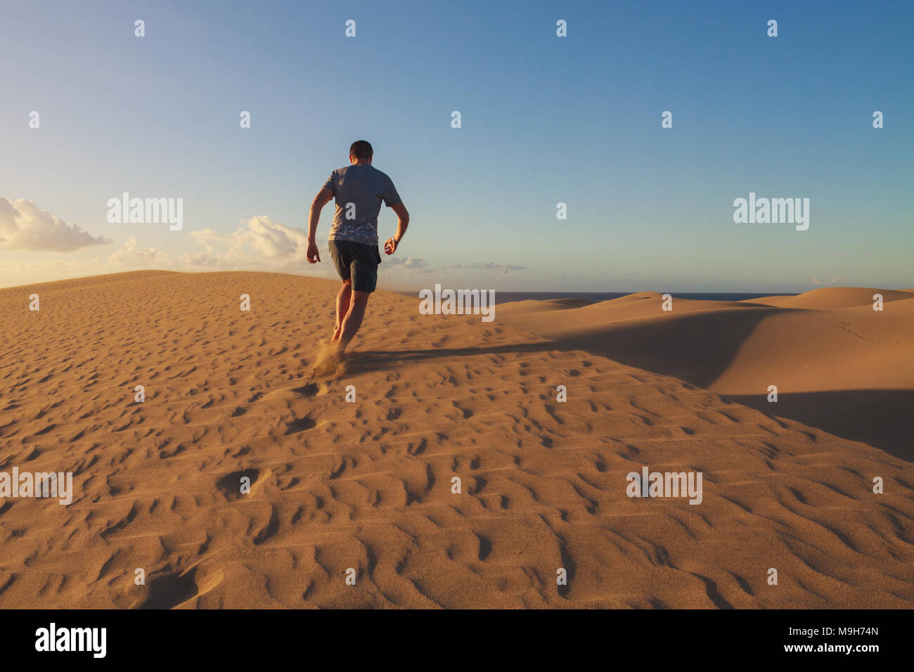 Running on sand hi-res stock photography and images - Alamy