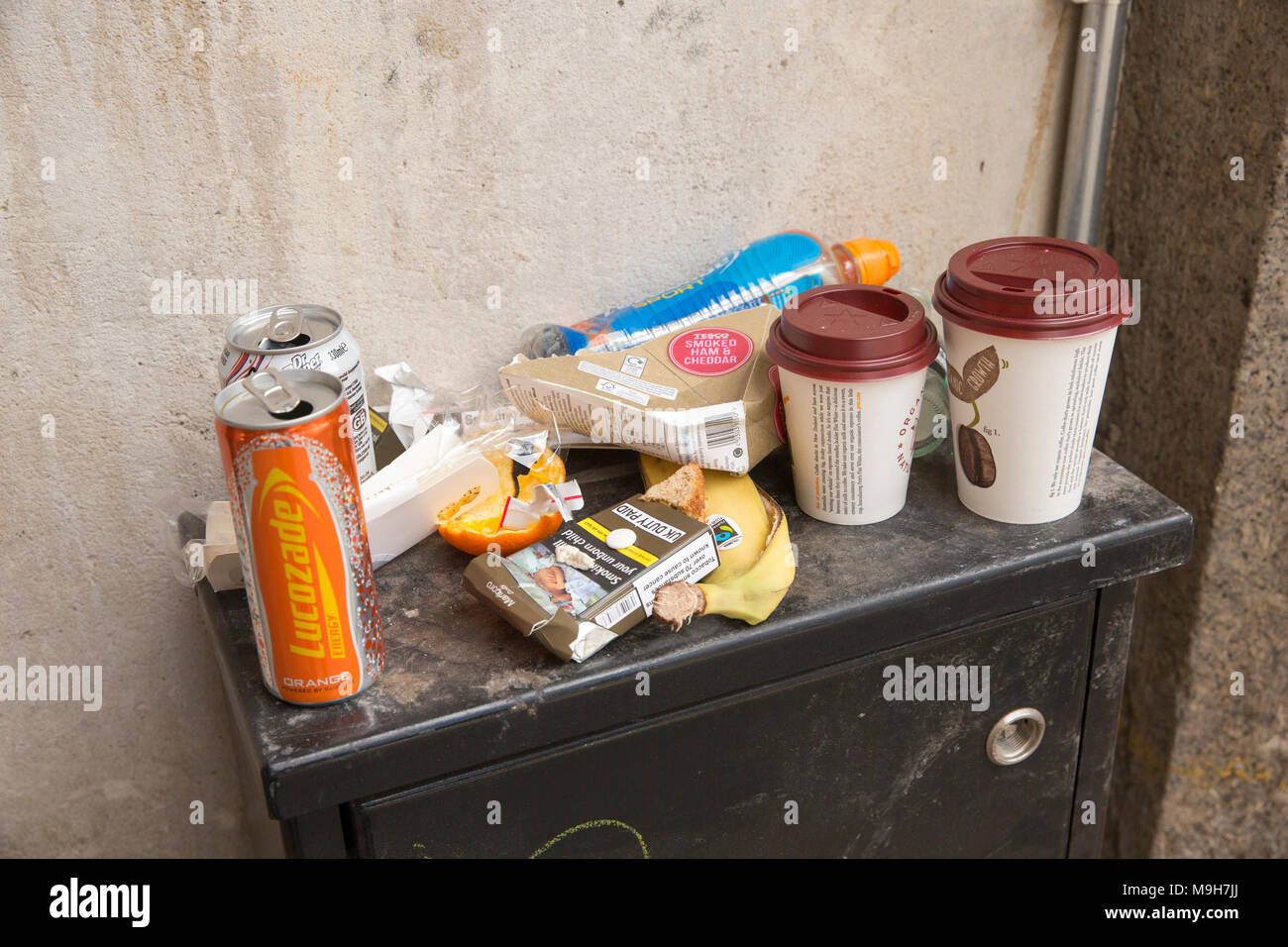 Littering london street hi-res stock photography and images - Alamy