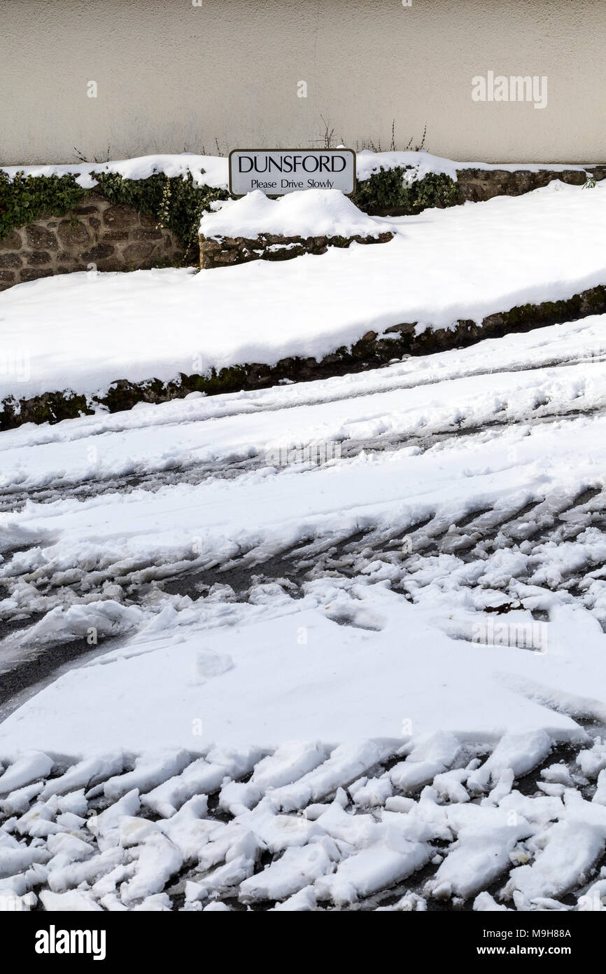 edge, border, margin, side, brink, rim, lip, limit, boundary, outskirts ...