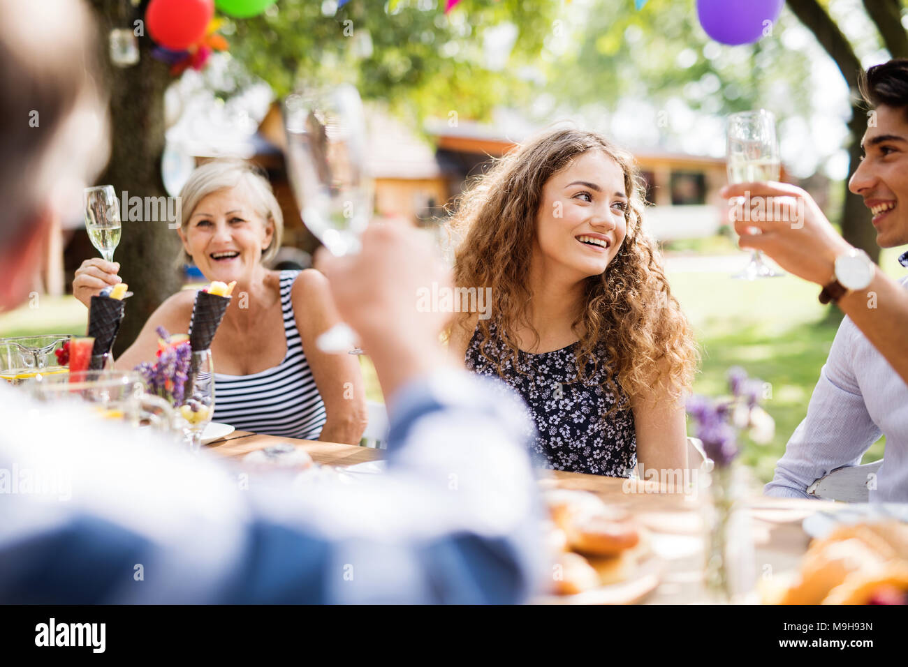 Big family eating outdoors table hi-res stock photography and images ...