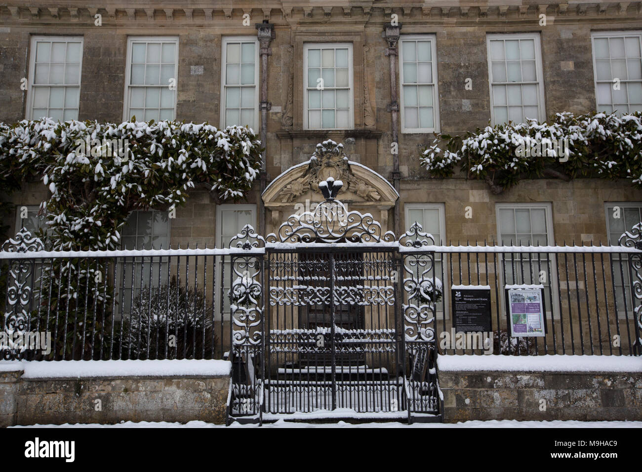 Salisbury cathedral snow hi-res stock photography and images - Alamy