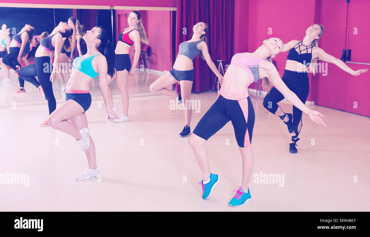 Women girls zumba dance class hi-res stock photography and images - Alamy