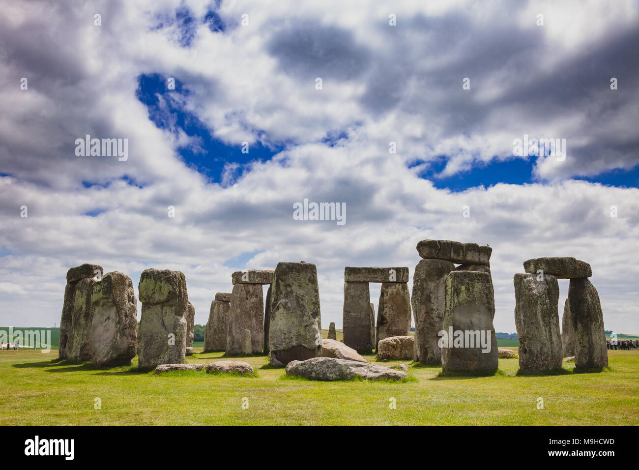 Standing megalith stones of ancient prehistoric monument Stonehenge in ...