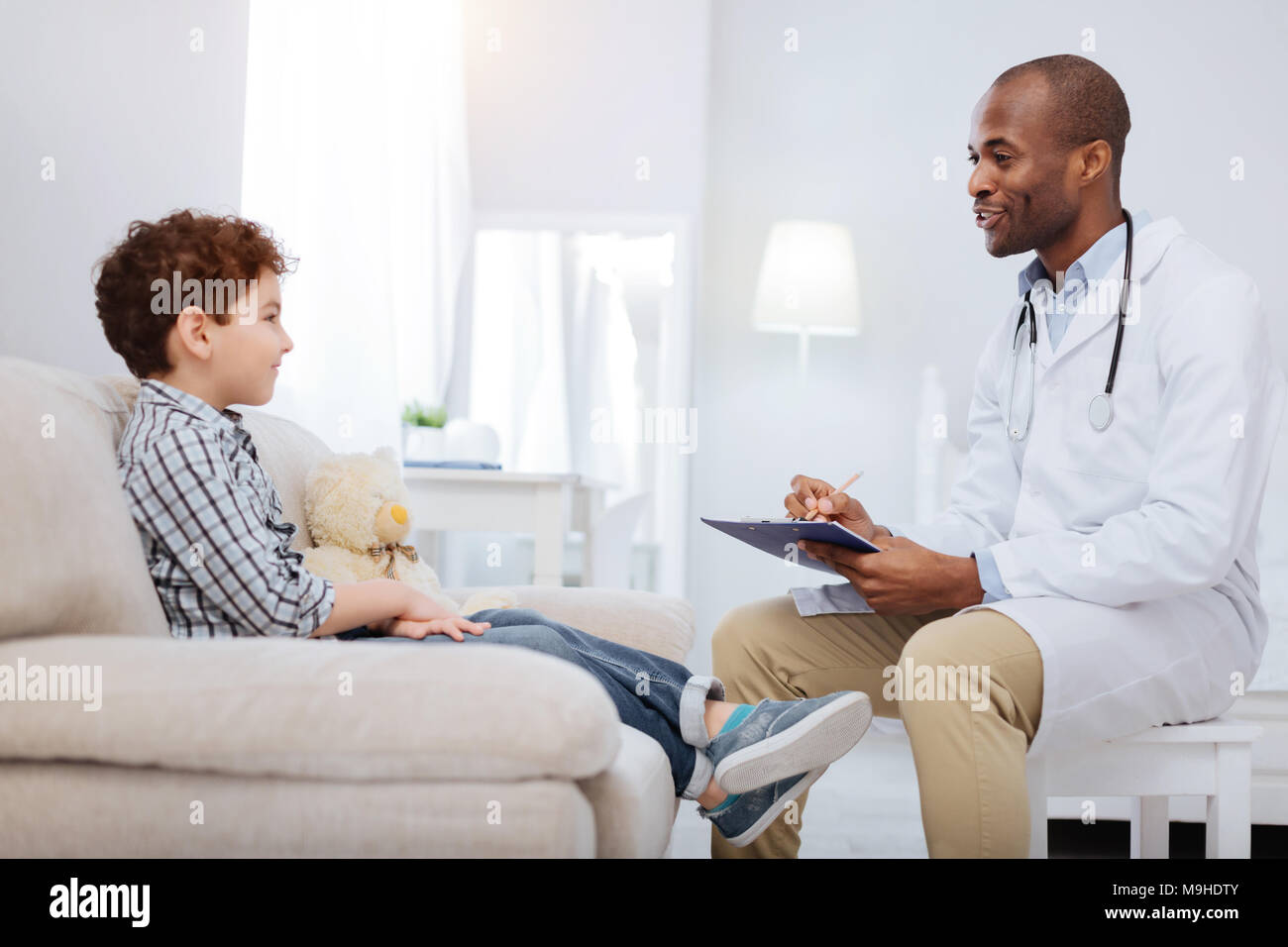 Man questioning child hi-res stock photography and images - Alamy