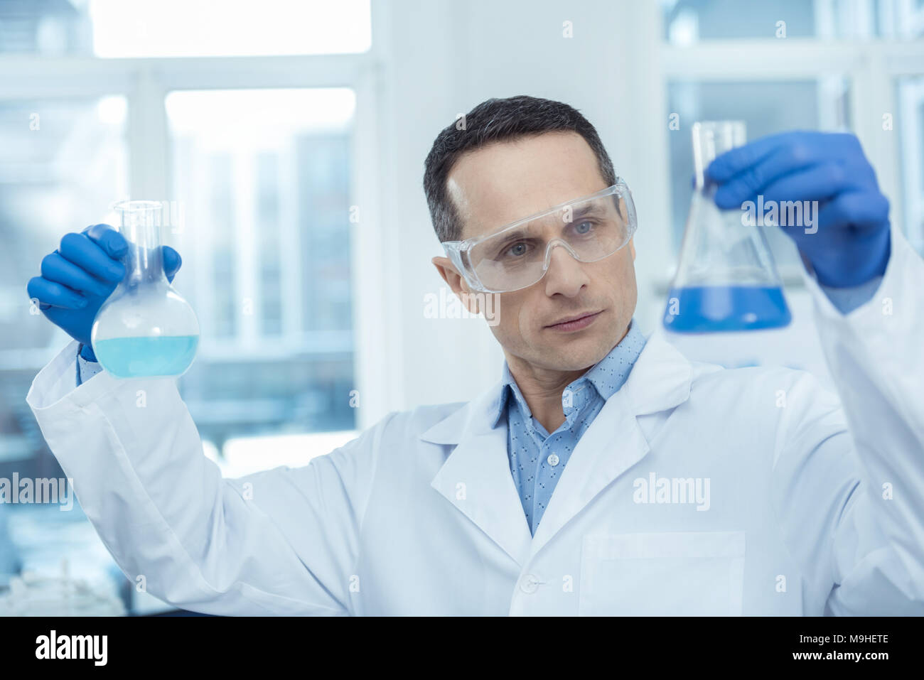 Medical flasks hi-res stock photography and images - Alamy