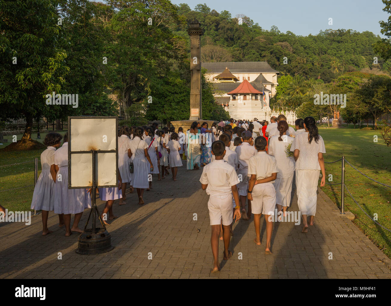 Sri lanka school girls hi-res stock photography and images - Alamy