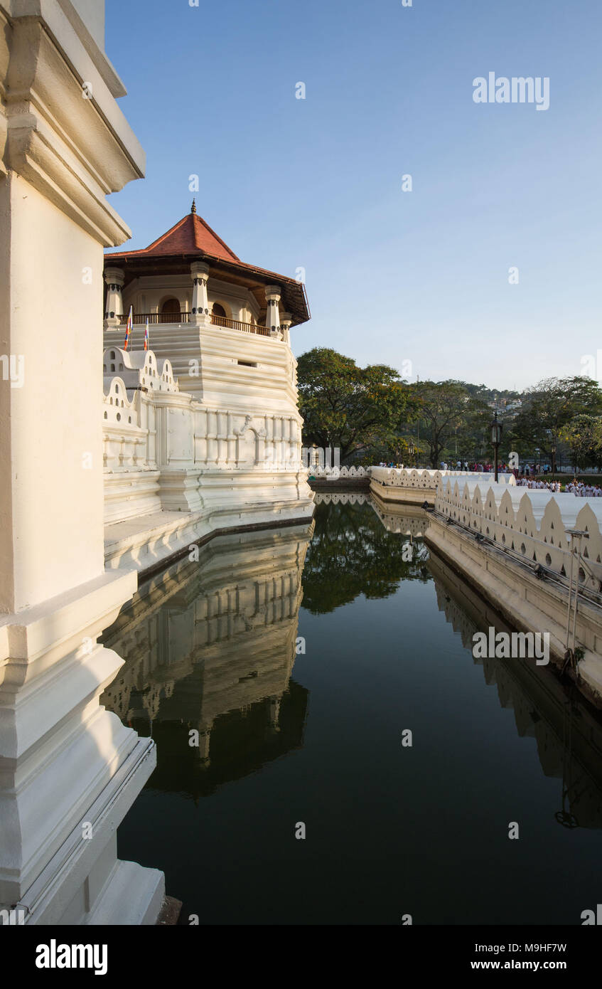 Sri dalada maligawa paththirippuwa hi-res stock photography and images ...