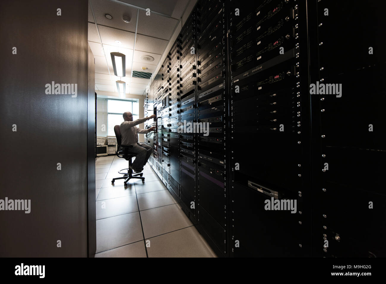 Server room workers hi-res stock photography and images - Alamy