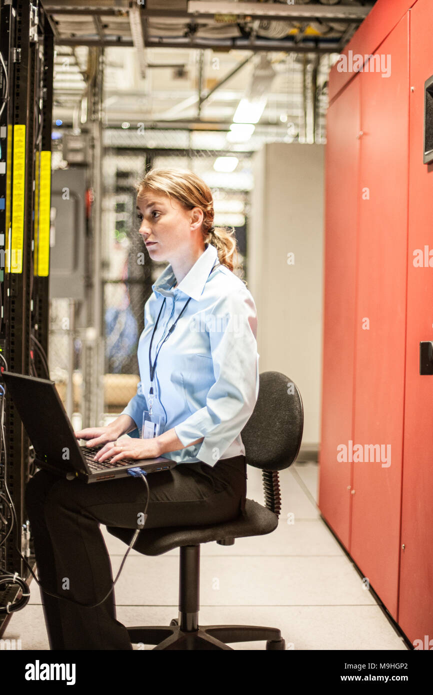 Technician with ponytail hi-res stock photography and images - Alamy