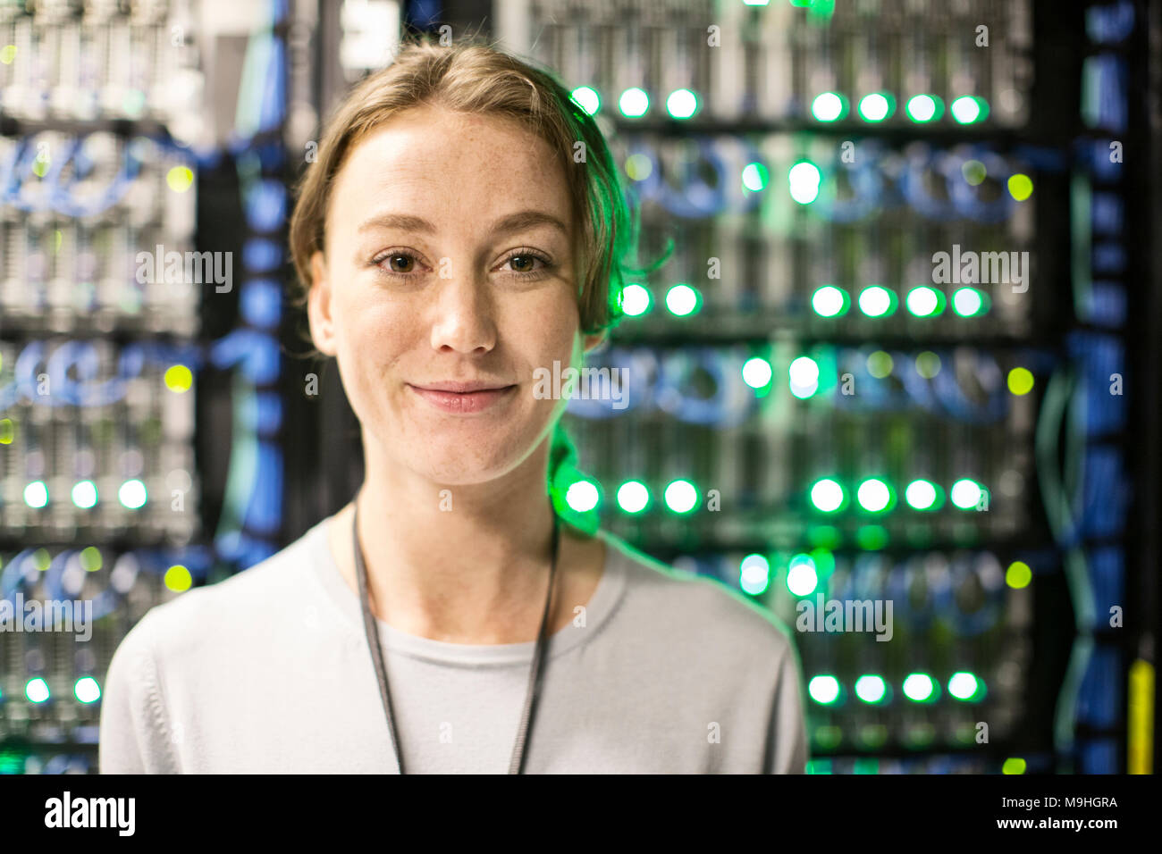 Woman server stack hi-res stock photography and images - Alamy