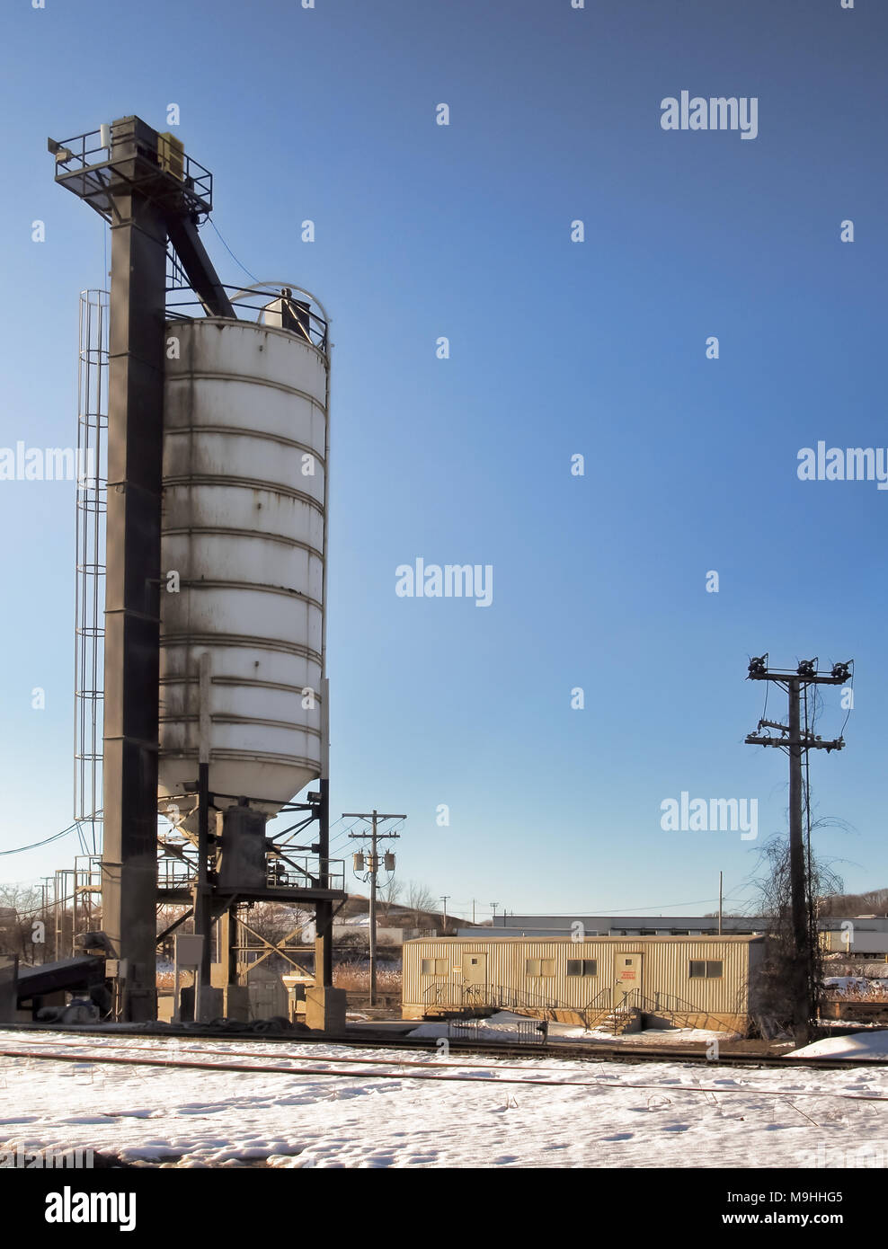 Elevator silo and railroad tracks at industrial site Stock Photo - Alamy