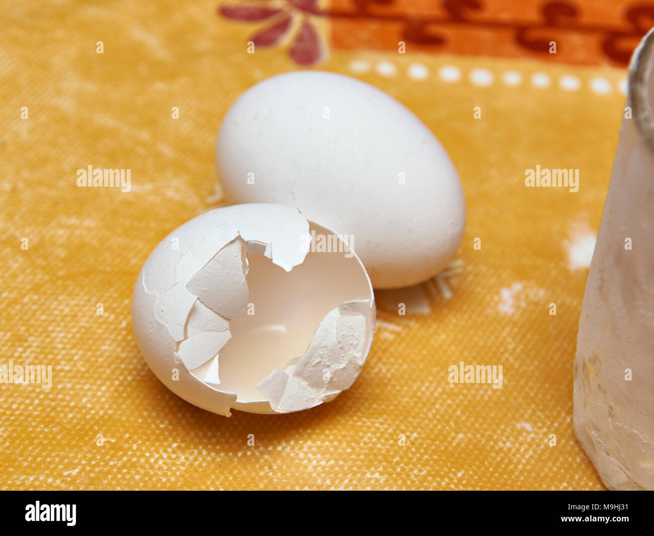 Empty broken egg shell hi-res stock photography and images - Alamy