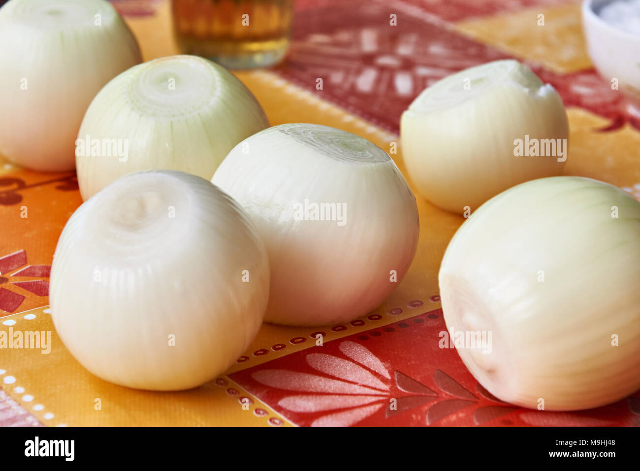 Peeled onions in the kitchen Stock Photo - Alamy