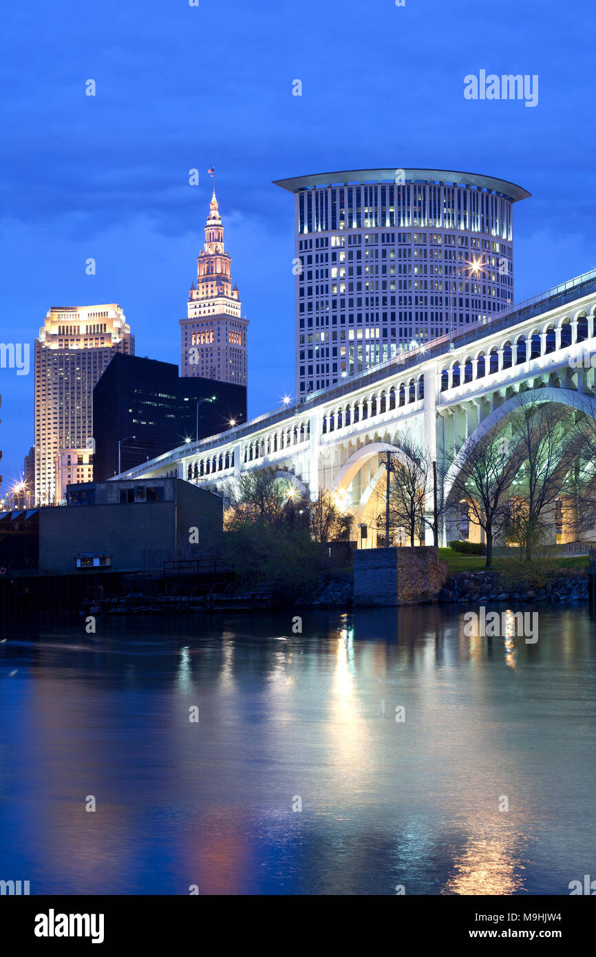 Cleveland skyline water reflection hi-res stock photography and images ...