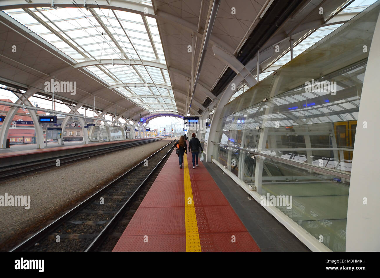 Empty railway station (platform Stock Photo - Alamy