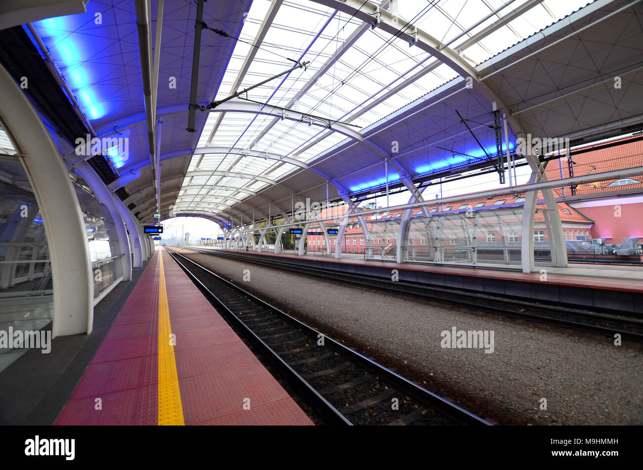 Empty railway station (platform Stock Photo - Alamy
