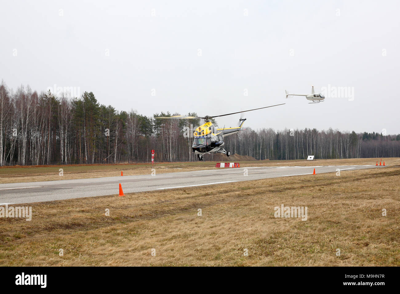 Low flying helicopters hi-res stock photography and images - Alamy