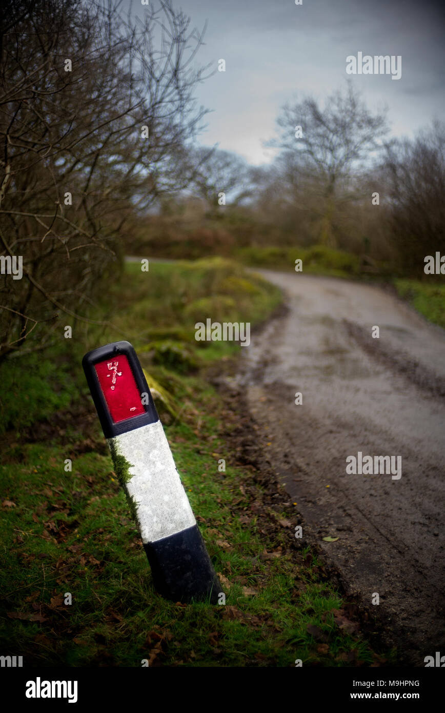 Reflective verge marker posts hi-res stock photography and images - Alamy