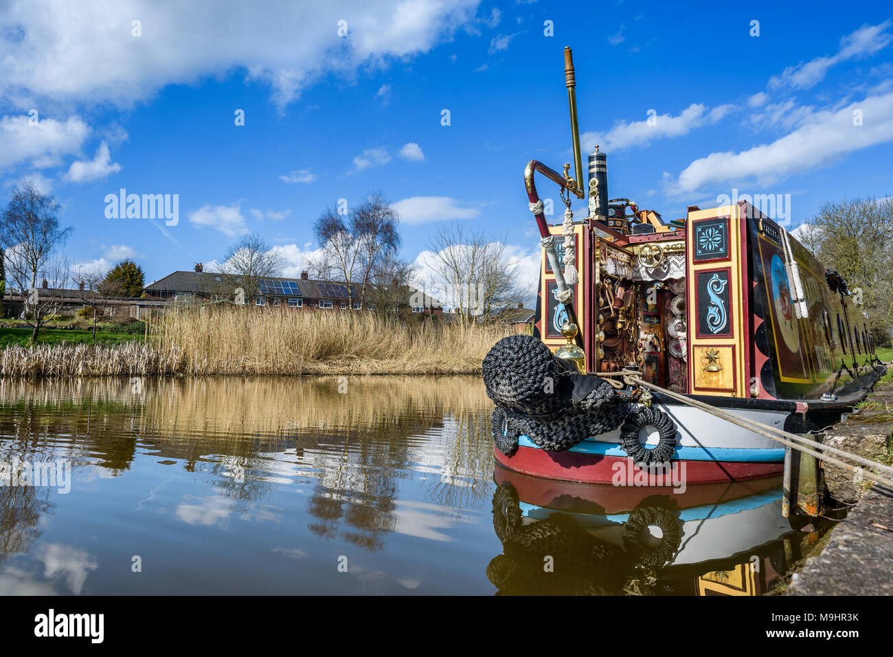 Traditional painted narrowboat hi-res stock photography and images - Alamy
