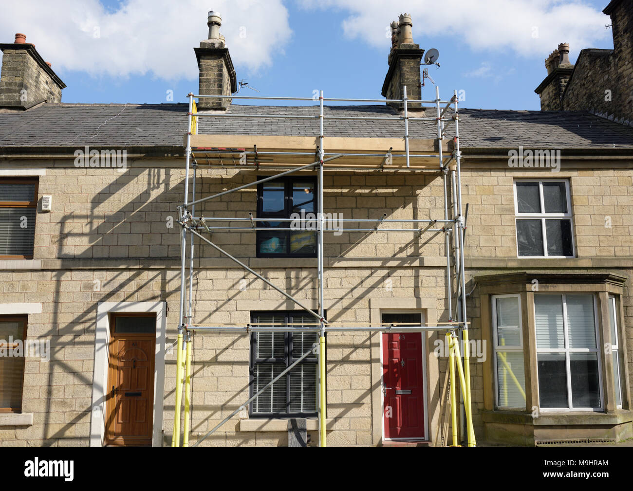 Terrace houses scaffolding hi-res stock photography and images - Alamy