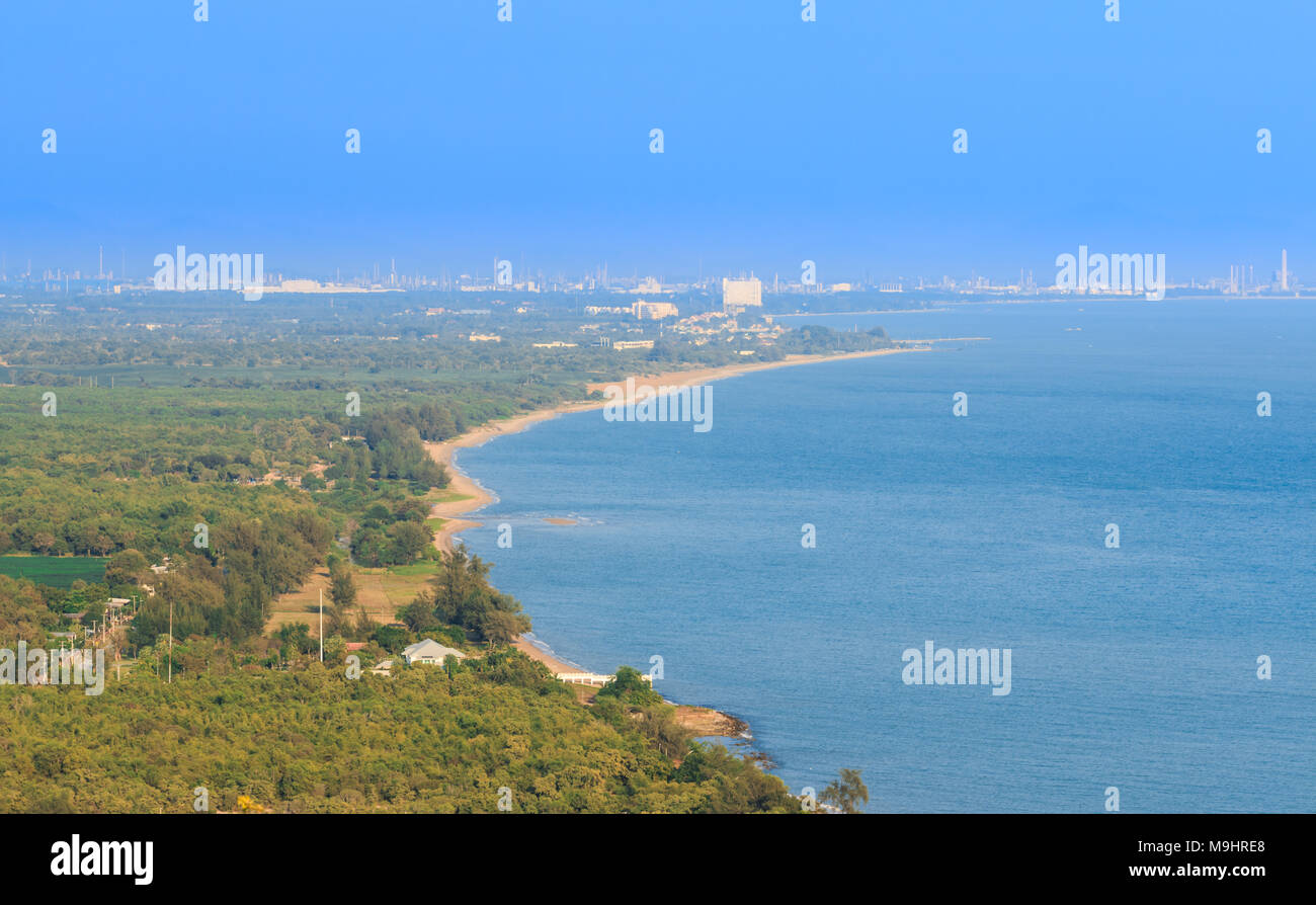 Edge of the shore and sea under the blue sky Stock Photo - Alamy