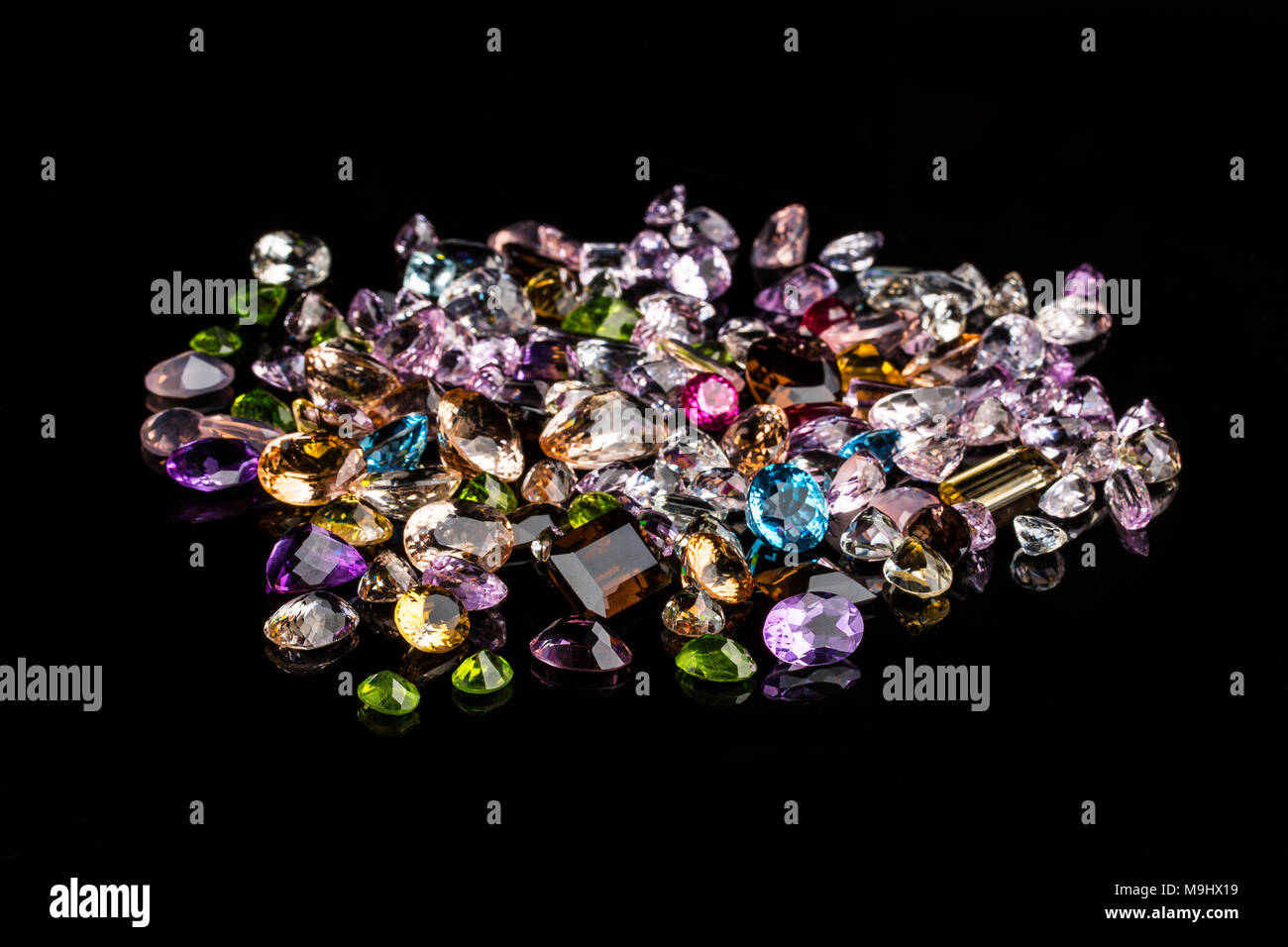 Purple diamond stone hi-res stock photography and images - Alamy