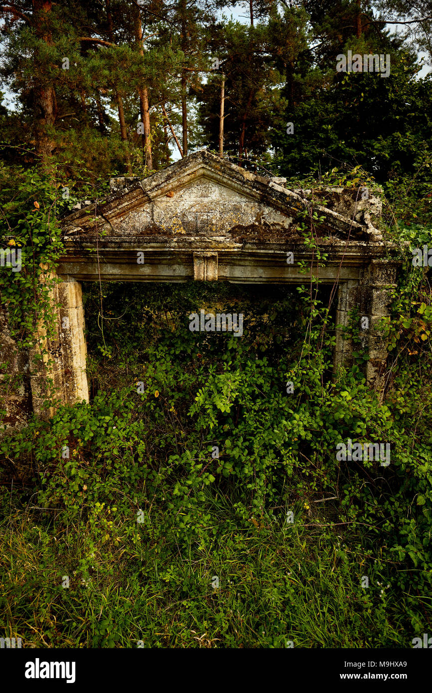 Overgrown garden gate hi-res stock photography and images - Alamy