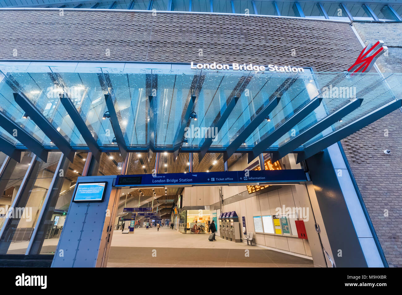 England, London, Southwark, London Bridge City, London Bridge Train ...