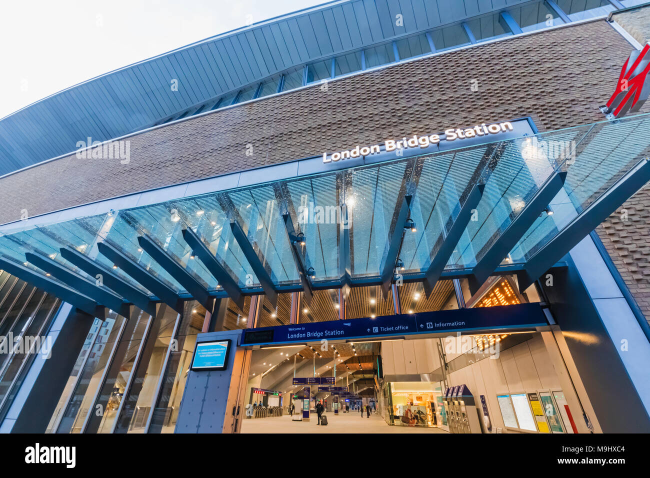 England, London, Southwark, London Bridge City, London Bridge Train ...