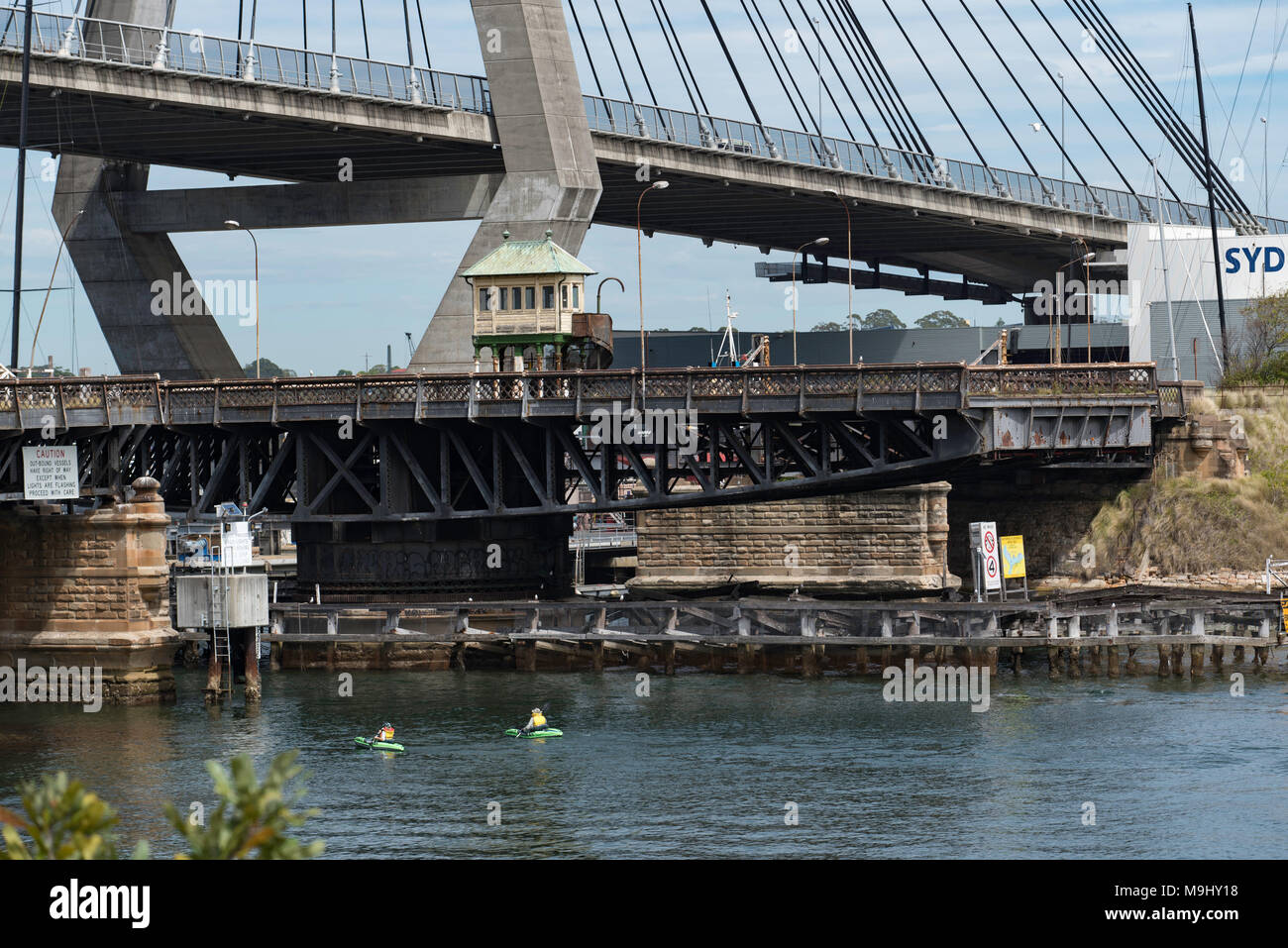 Canoeists paddling on sydney harbor hi-res stock photography and images ...
