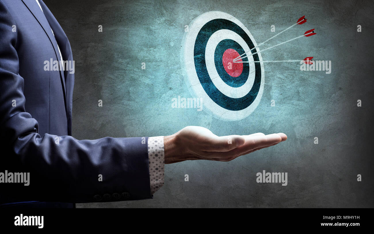 Target with arrows hi-res stock photography and images - Alamy