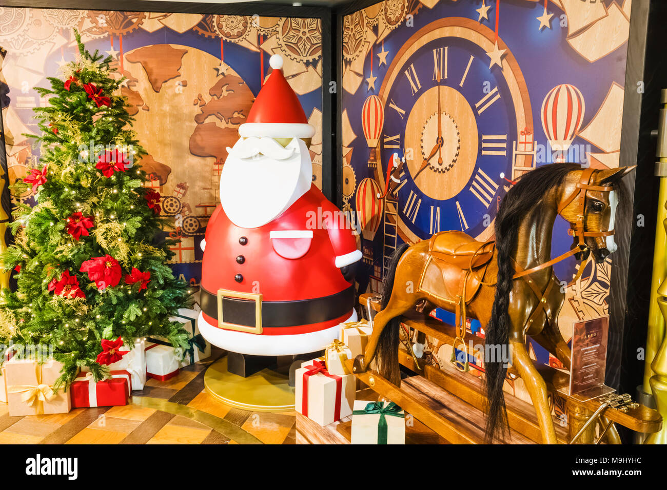 Harrods christmas interior hi-res stock photography and images - Alamy