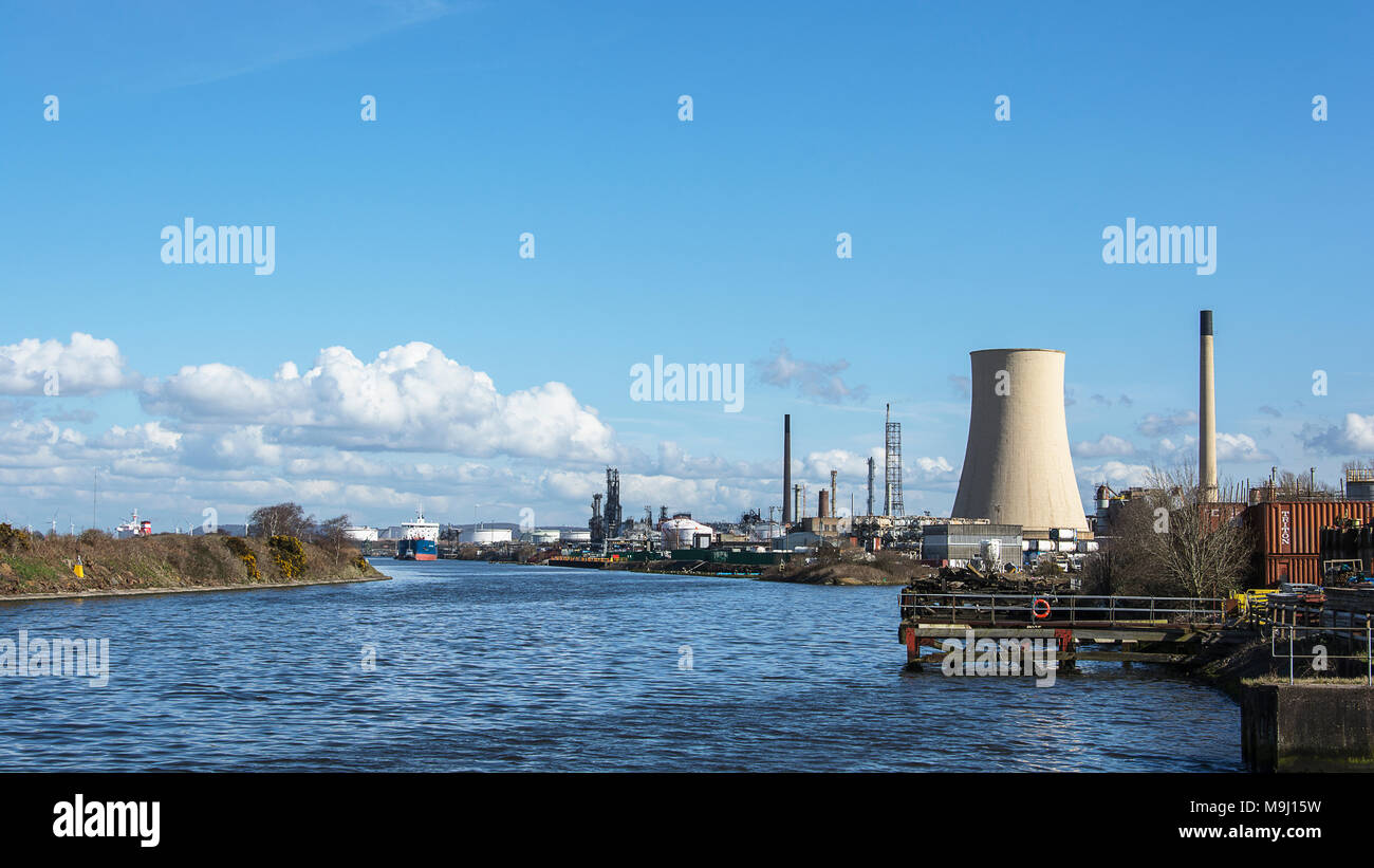 Stanlow oil refinery ellesmere port hi-res stock photography and images ...